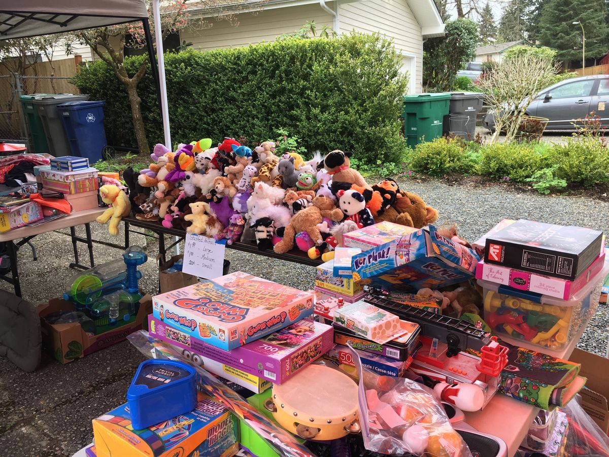 How To Sell Everything At a Garage Sale (My 10 Tips)